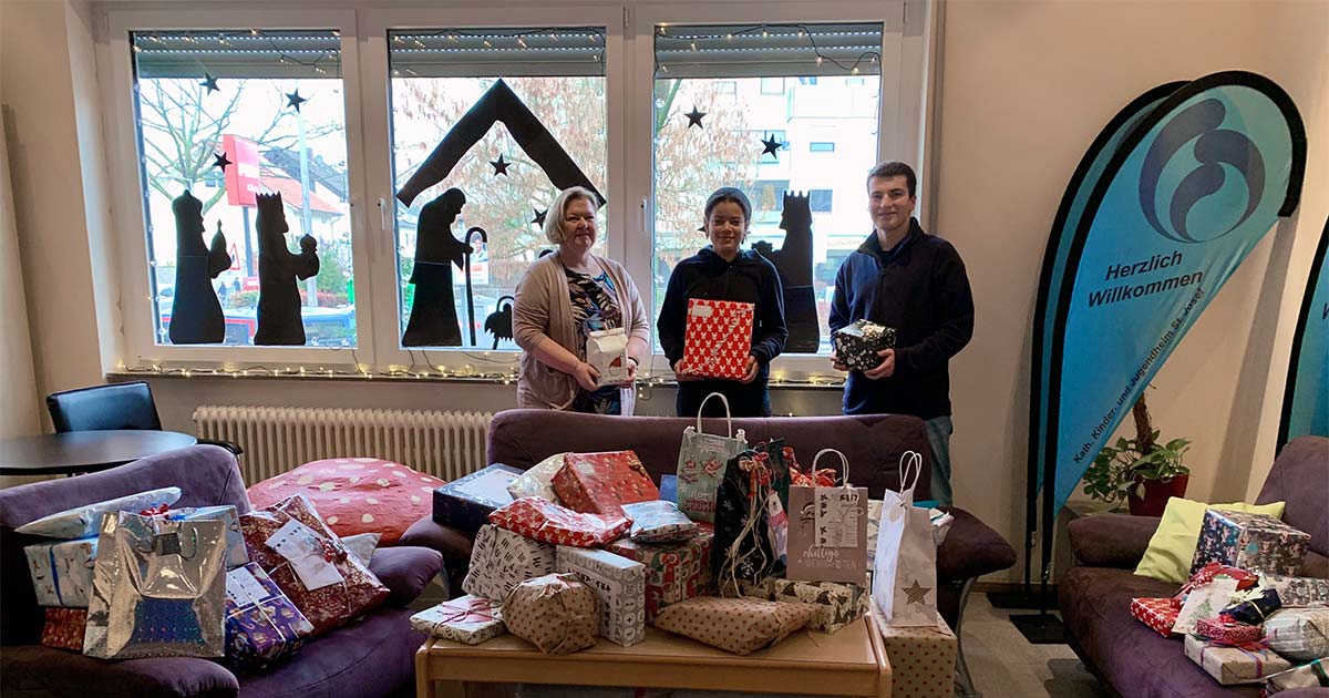 Handover of gifts for children's homes in Mannheim